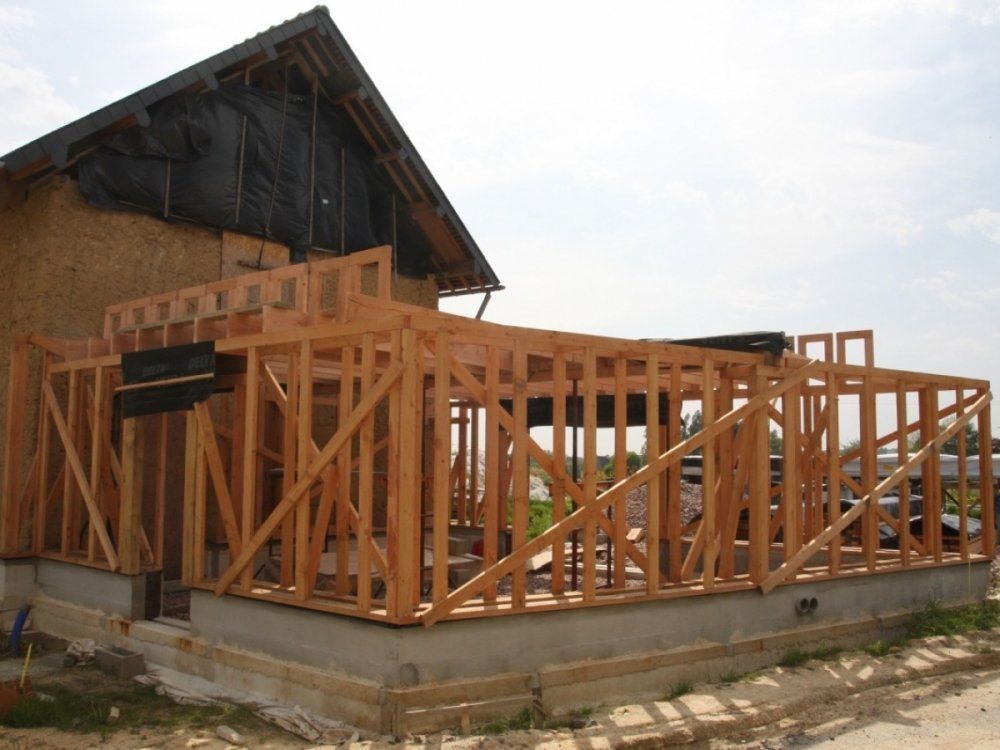 Réalisation d'une charpente à chevrons porteurs, isolation paille et ...