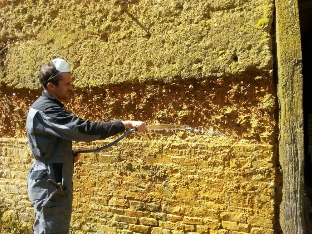 Renflement en terre/paille/chaux de murs creusés. - Chantier ...