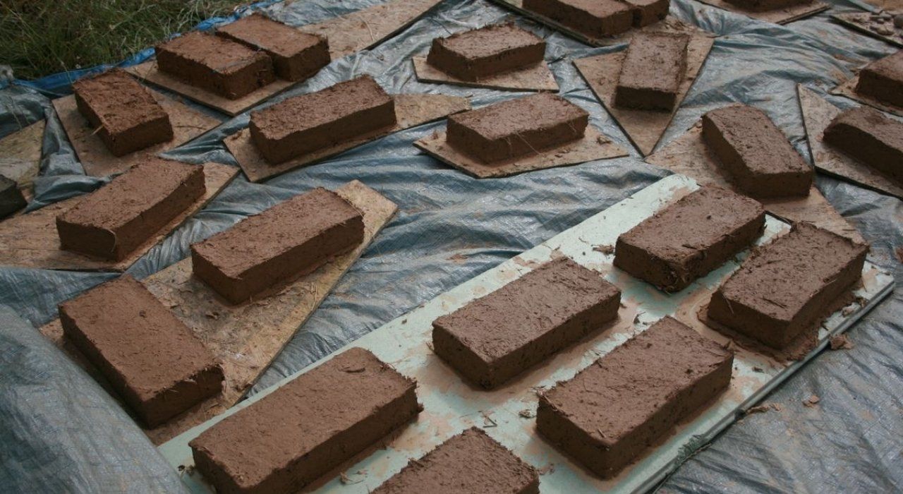 Fabrication d'adobes en terre crue - Chantier participatif à Commelle ...