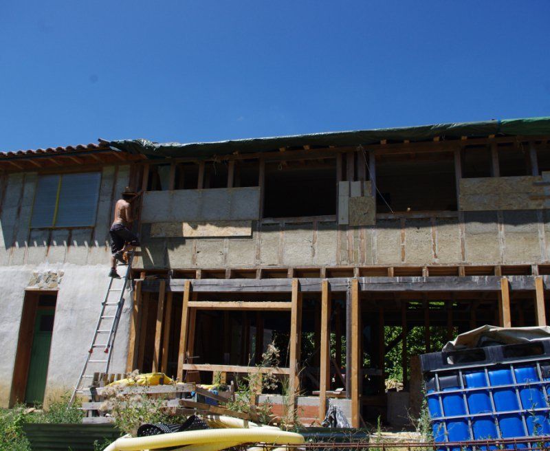 Construction de murs en technique GREB - Chantier participatif à Saint ...